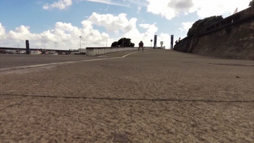 近距离仰视高清拍摄白天城市街头交通枢纽汽车驶过沥青路面实拍视频素材下载_mp4格式_熊猫办公